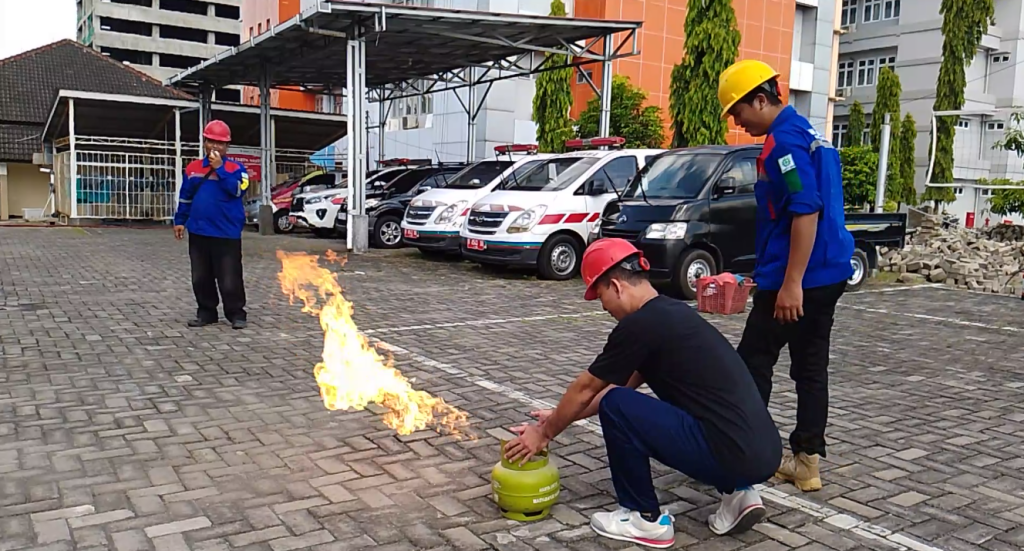 Pelatihan Pemadam Api di RSD K.R.M.T Wongsonegoro – AMAN MULTI INDONESIA