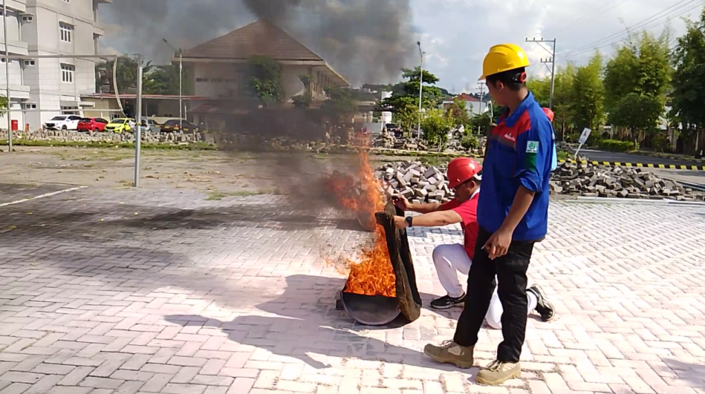Pelatihan Pemadam Api di RSD K.R.M.T Wongsonegoro – AMAN MULTI INDONESIA